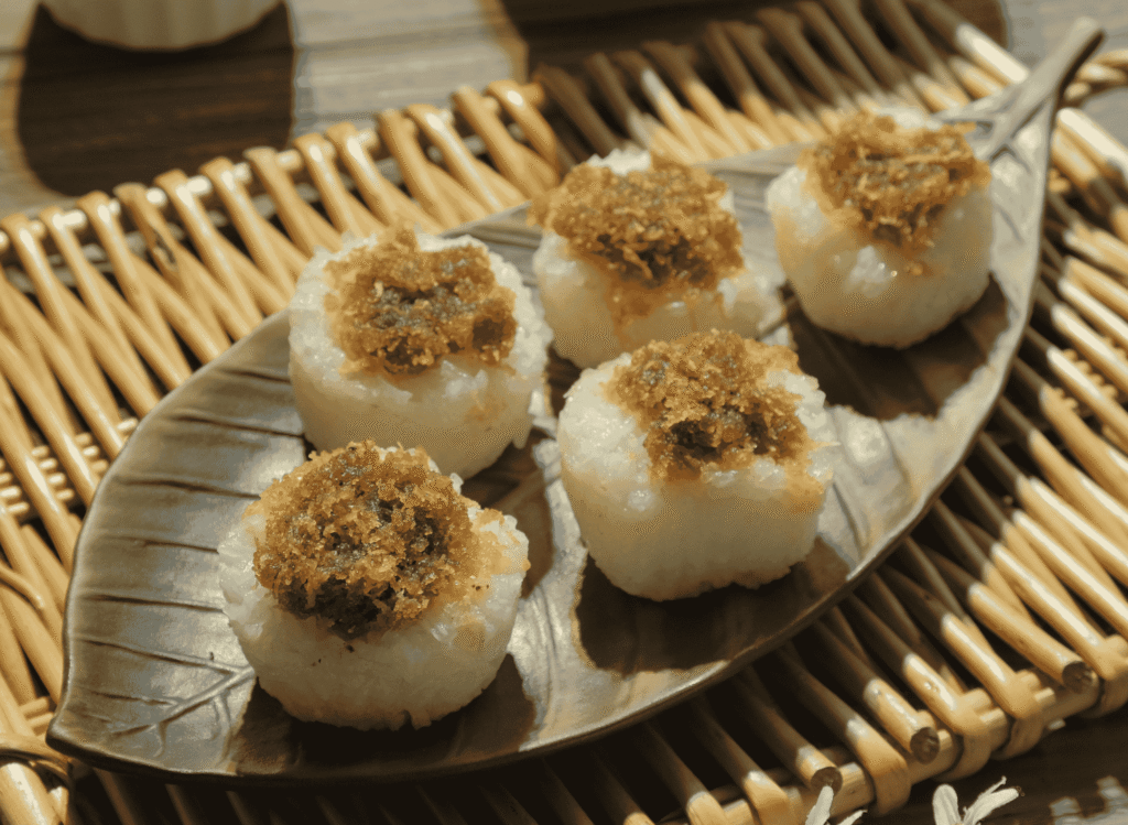 Malaysian Pulut Inti (Sweet Rice with Coconut) | DelishGlobe