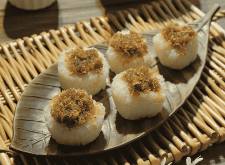Malaysian Pulut Inti (Sweet Rice with Coconut) | DelishGlobe